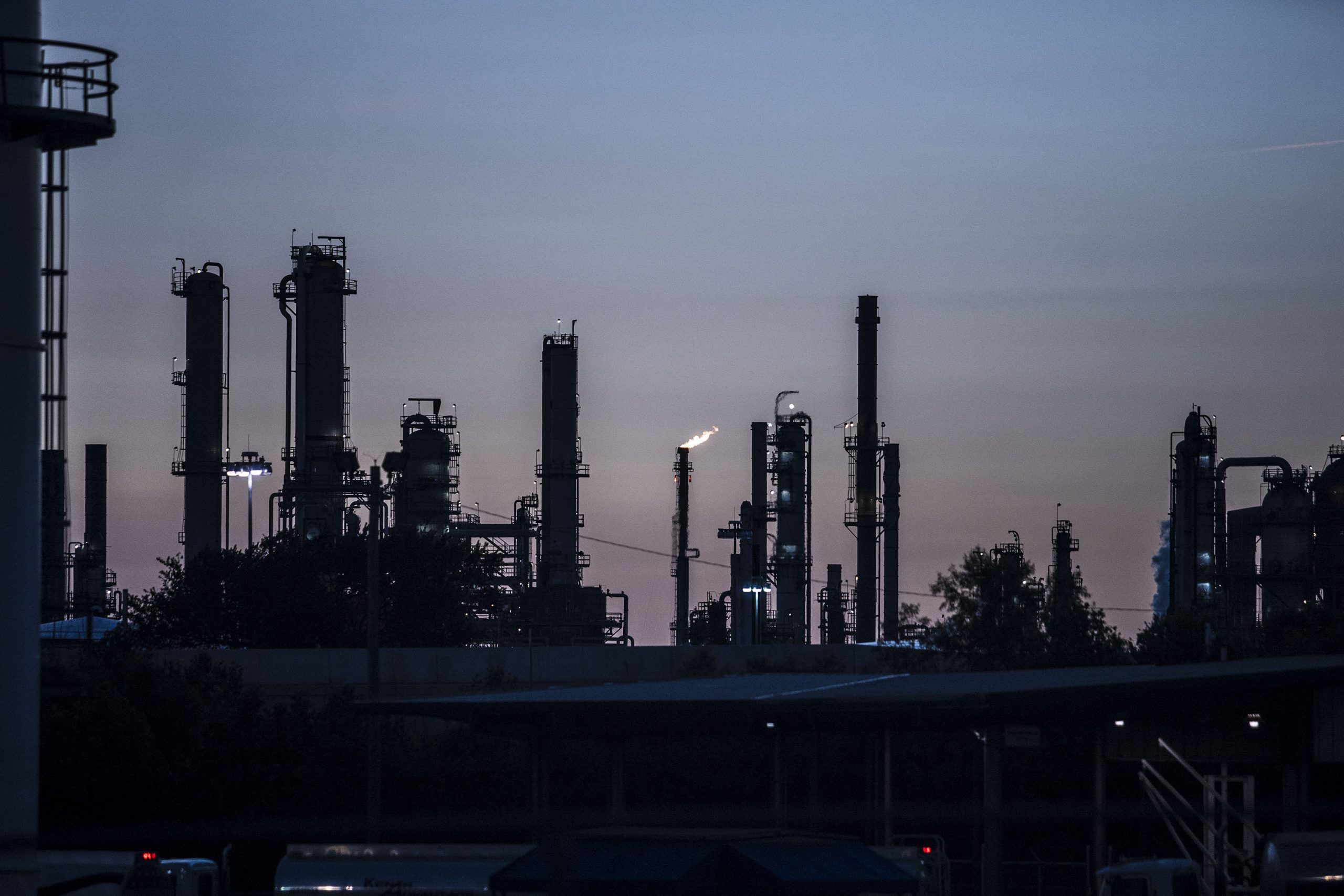 Valero cleans up oil after Memphis refinery flare; excess toxic gas ...